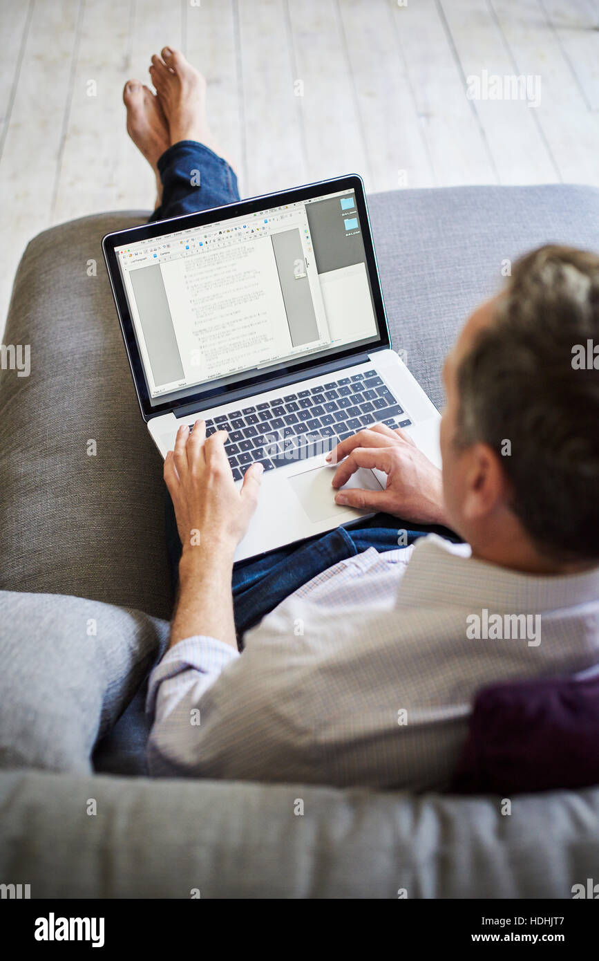 Over the shoulder computer hi-res stock photography and images - Alamy