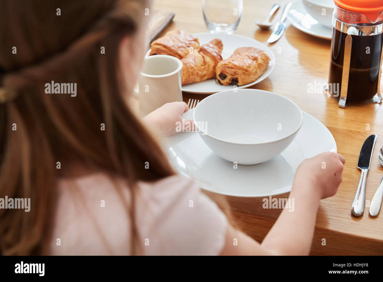 Laying the table hi-res stock photography and images - Alamy