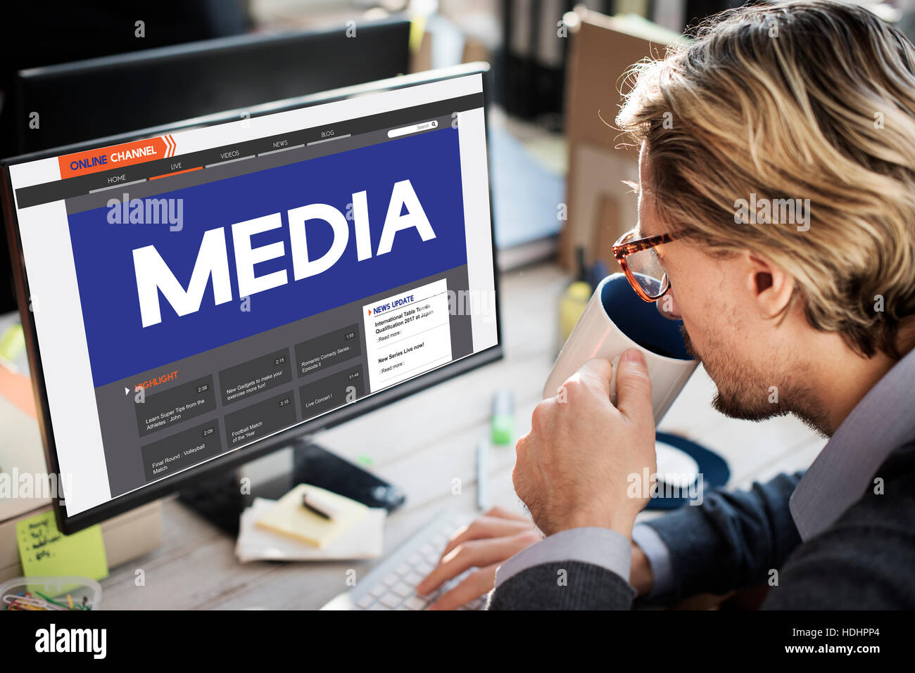 Using online newspapers hi-res stock photography and images - Alamy