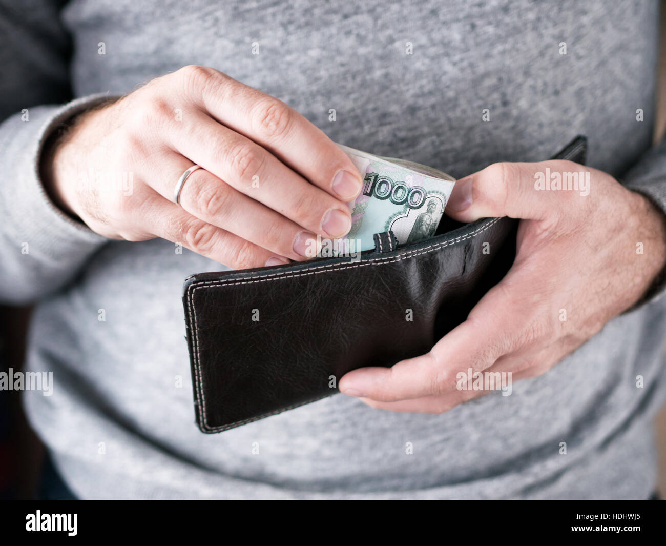 Money out from wallet hi-res stock photography and images - Alamy
