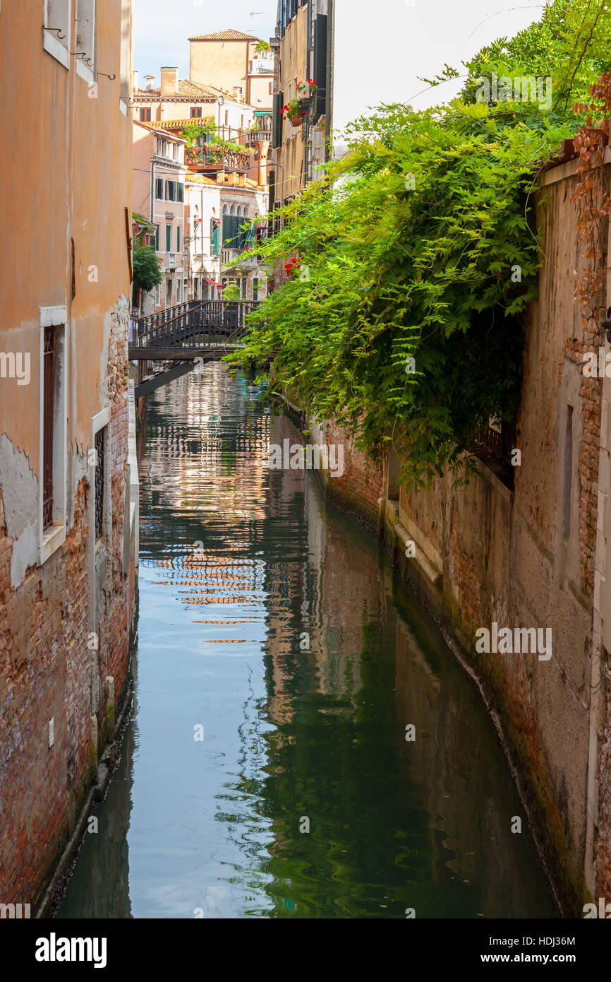 Buildings houses narrow canals hi-res stock photography and images - Alamy