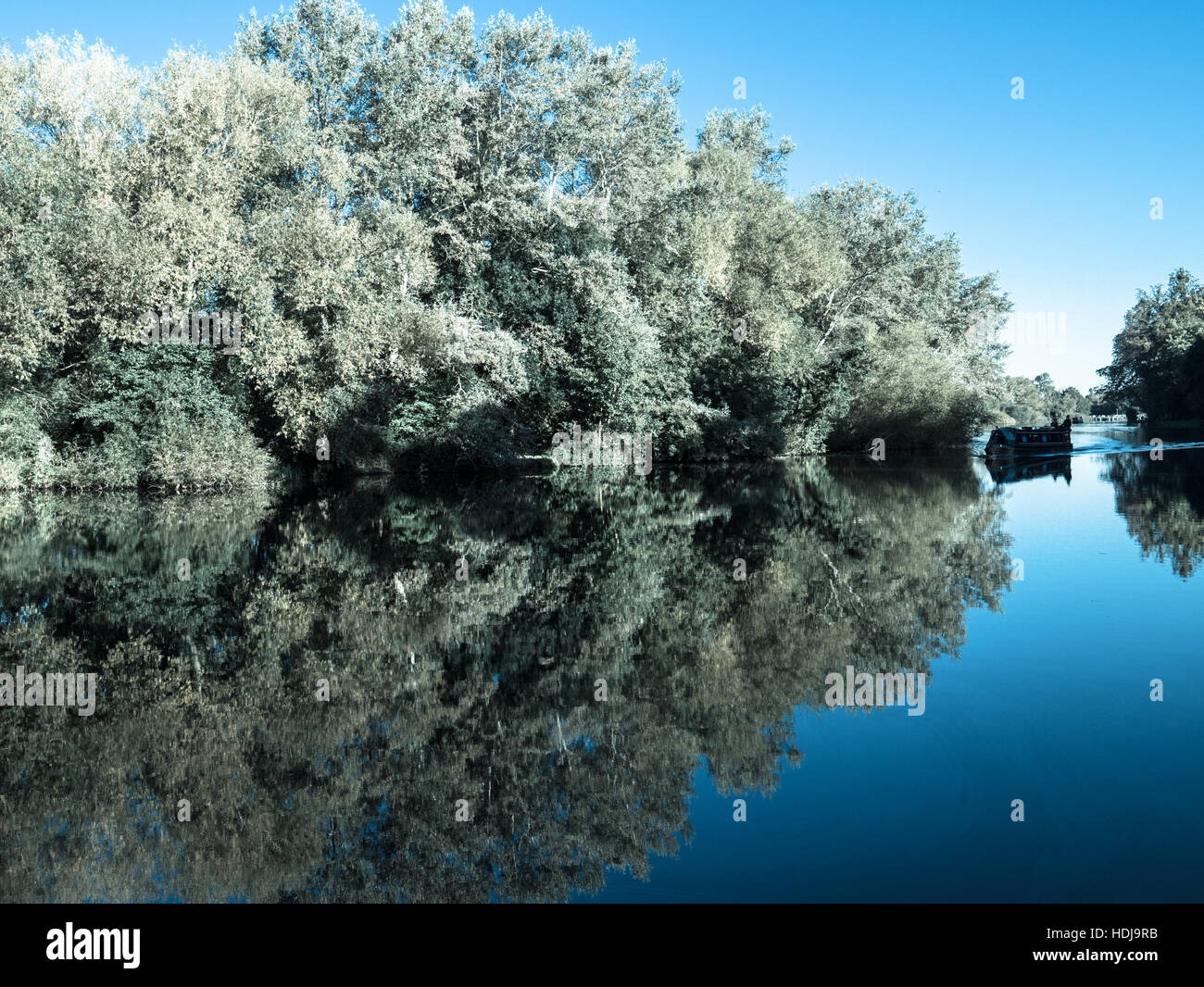 Narrow Boat, Trees in Autumn , River Thames, Sonning nr Reading ...