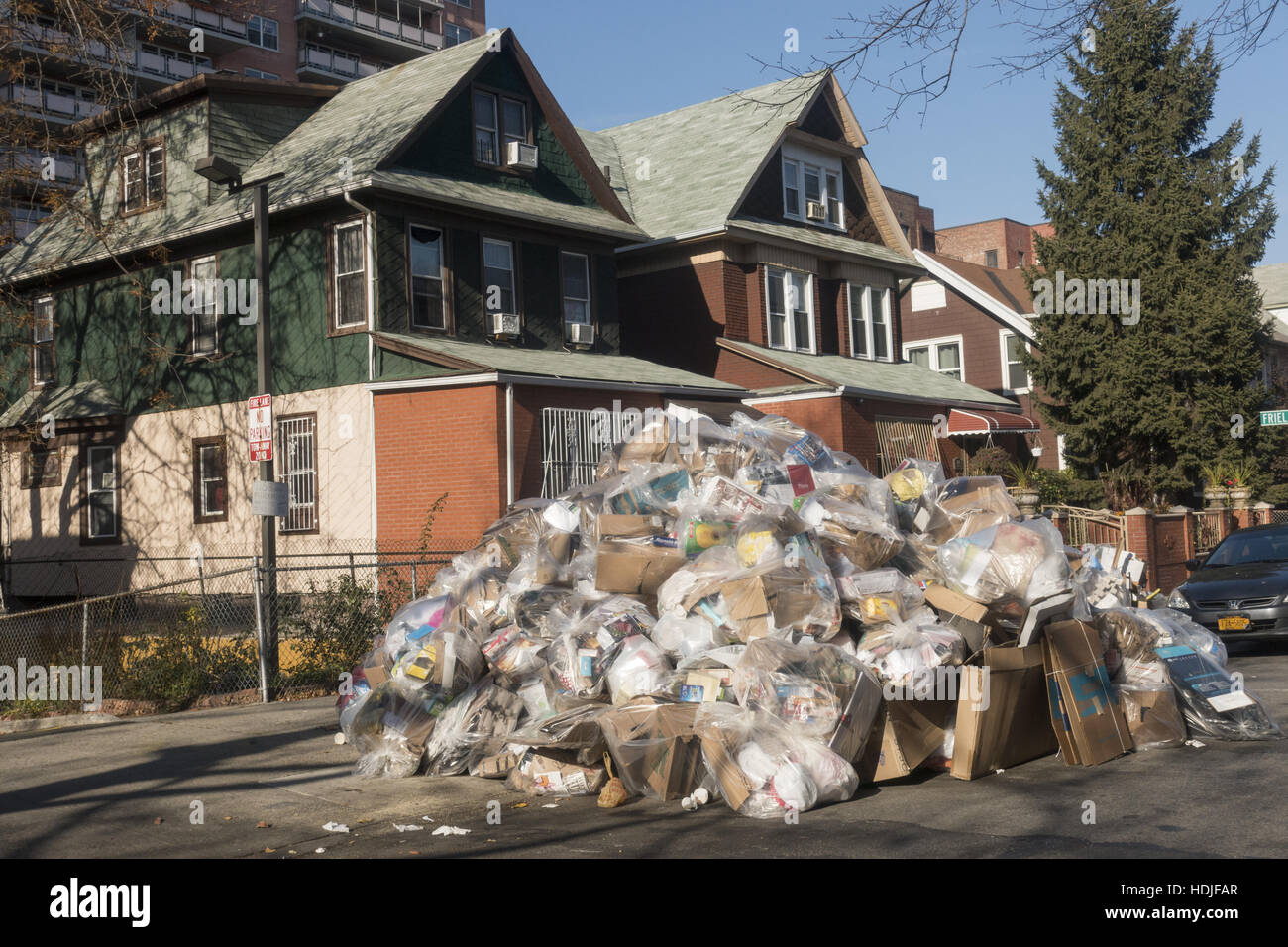 Nyc garbage pile hi-res stock photography and images - Alamy