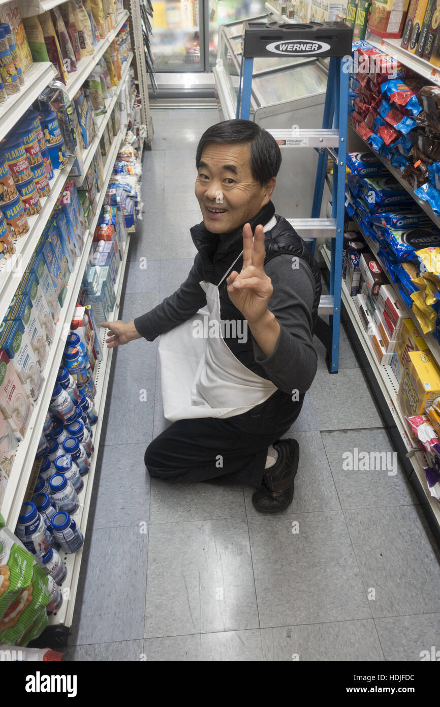 Grocery store isle hi-res stock photography and images - Alamy