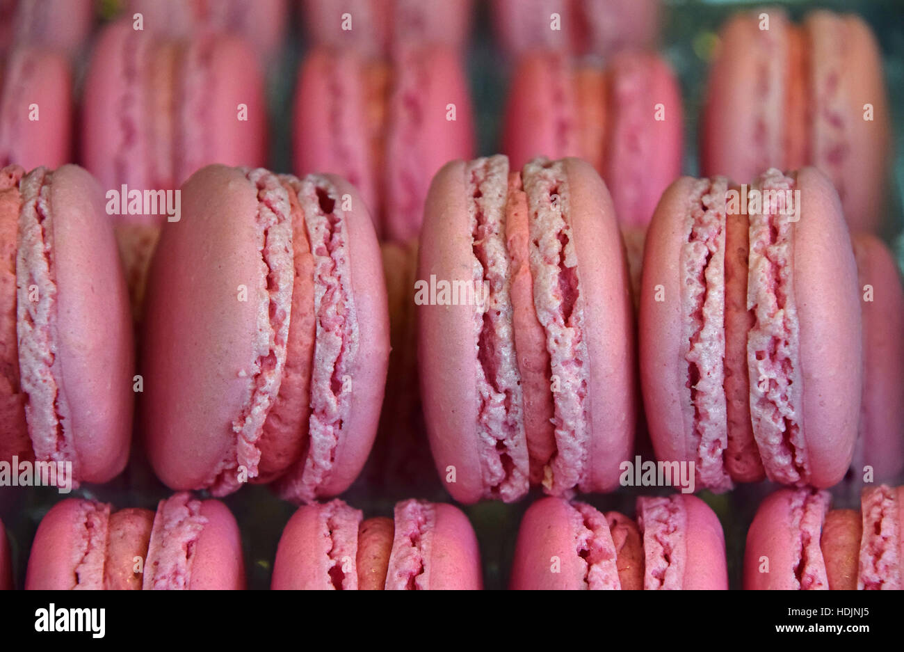 Fresh baked pink macaroon pastry cookies (macarons, macaroni) in retail ...