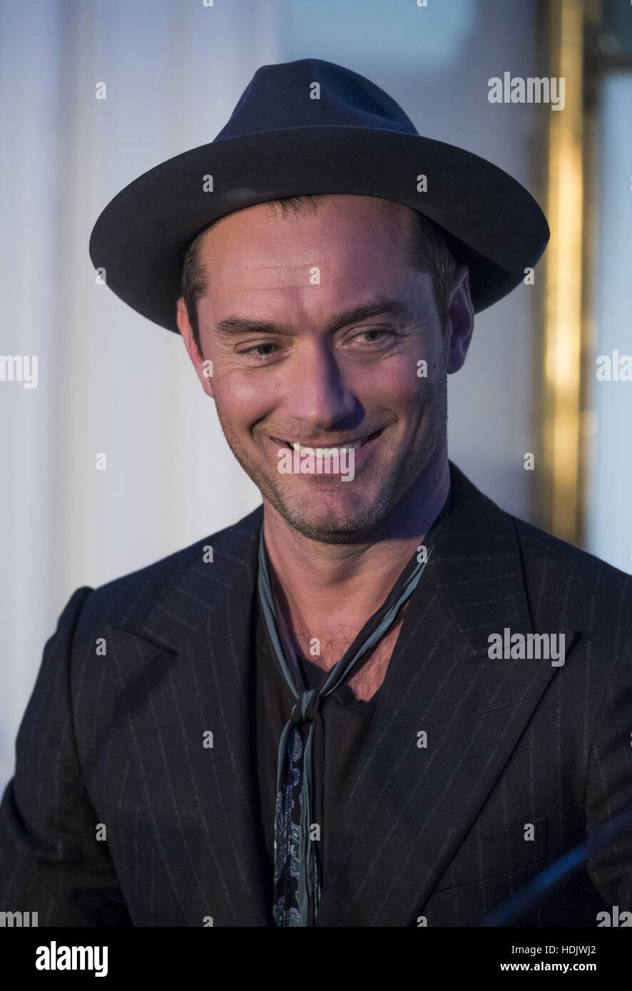 Jude Law attends Photocall for 'The Young Pope' in Madrid Featuring ...