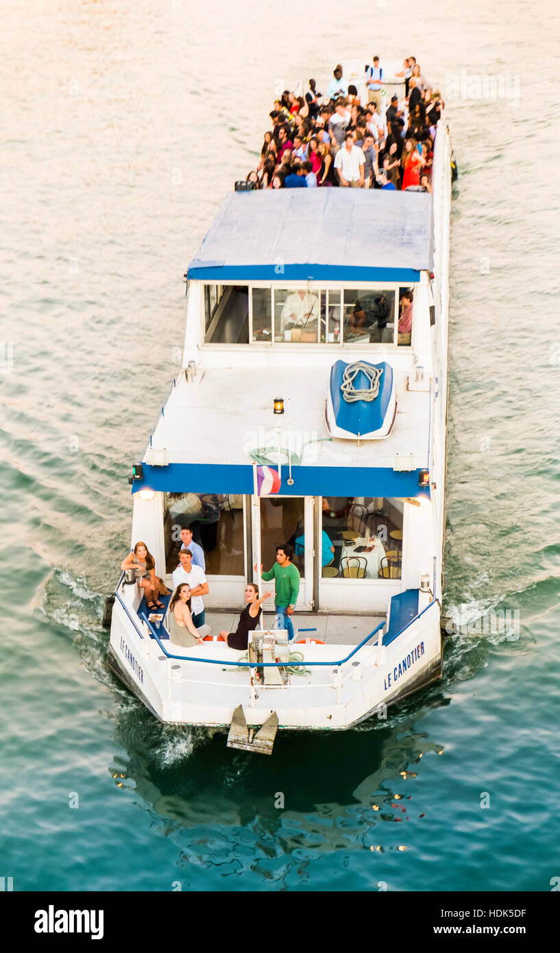 Partying hi-res stock photography and images - Alamy