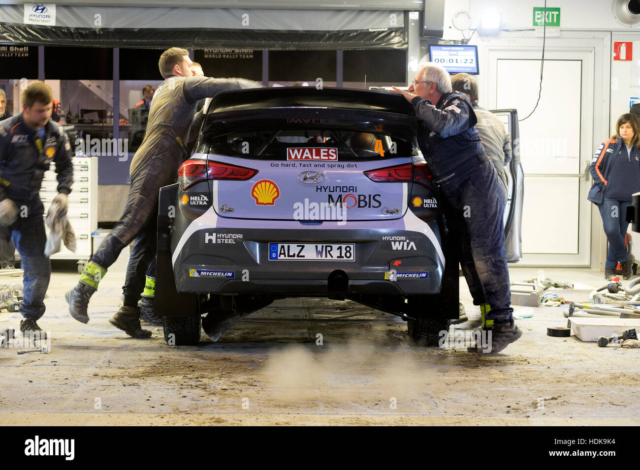 Rally car and mechanics Stock Photo - Alamy