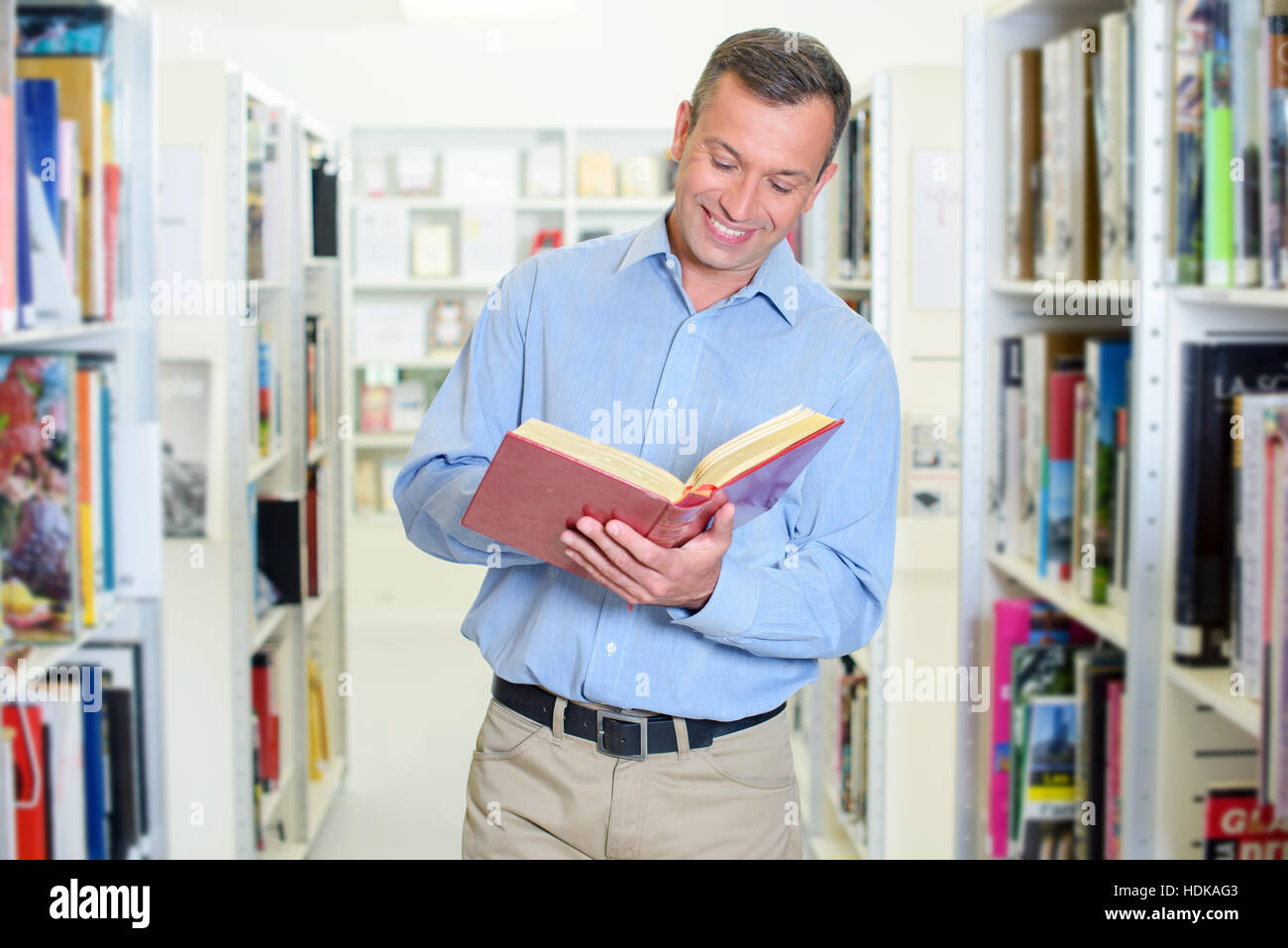 reading a book while standing up Stock Photo - Alamy