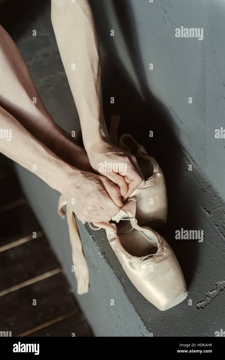 Ballet dancer demonstrating getting ready Stock Photo - Alamy