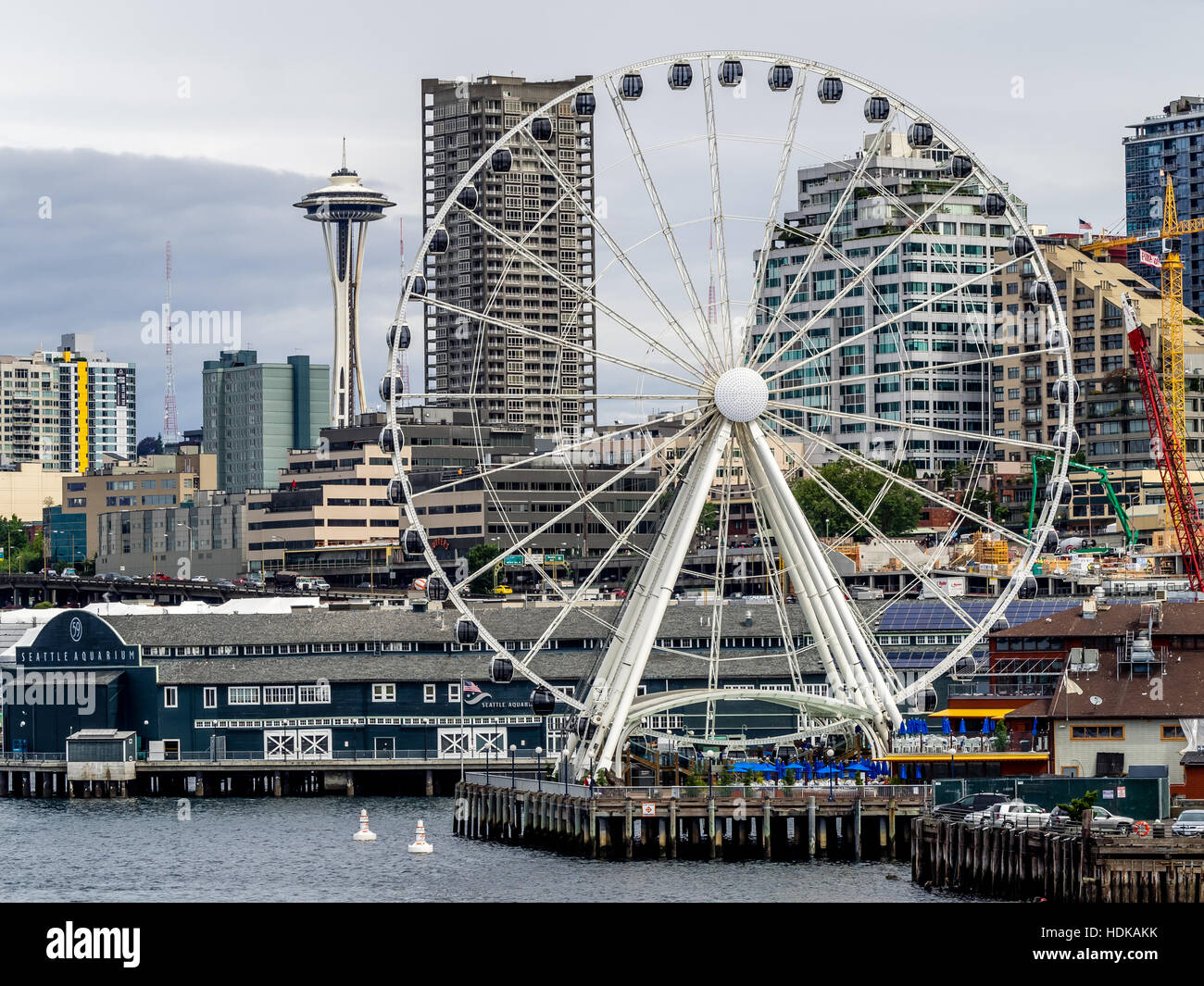 Seattle skyline with ferris wheel in foreground and space needle Stock ...