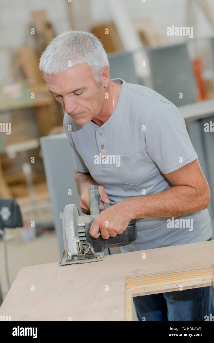 Experienced carpenter using a circular saw Stock Photo - Alamy