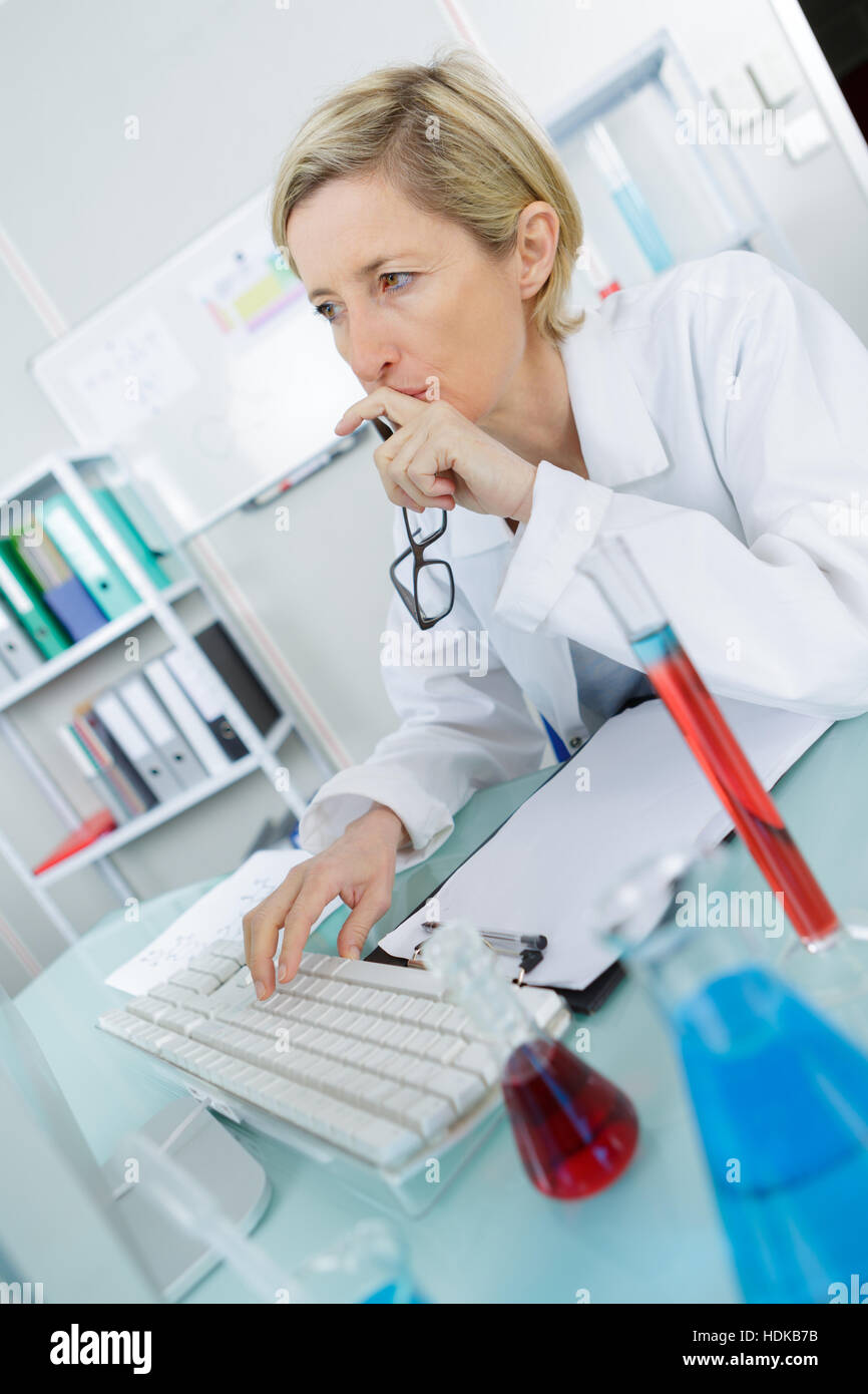 Female chemist hi-res stock photography and images - Alamy