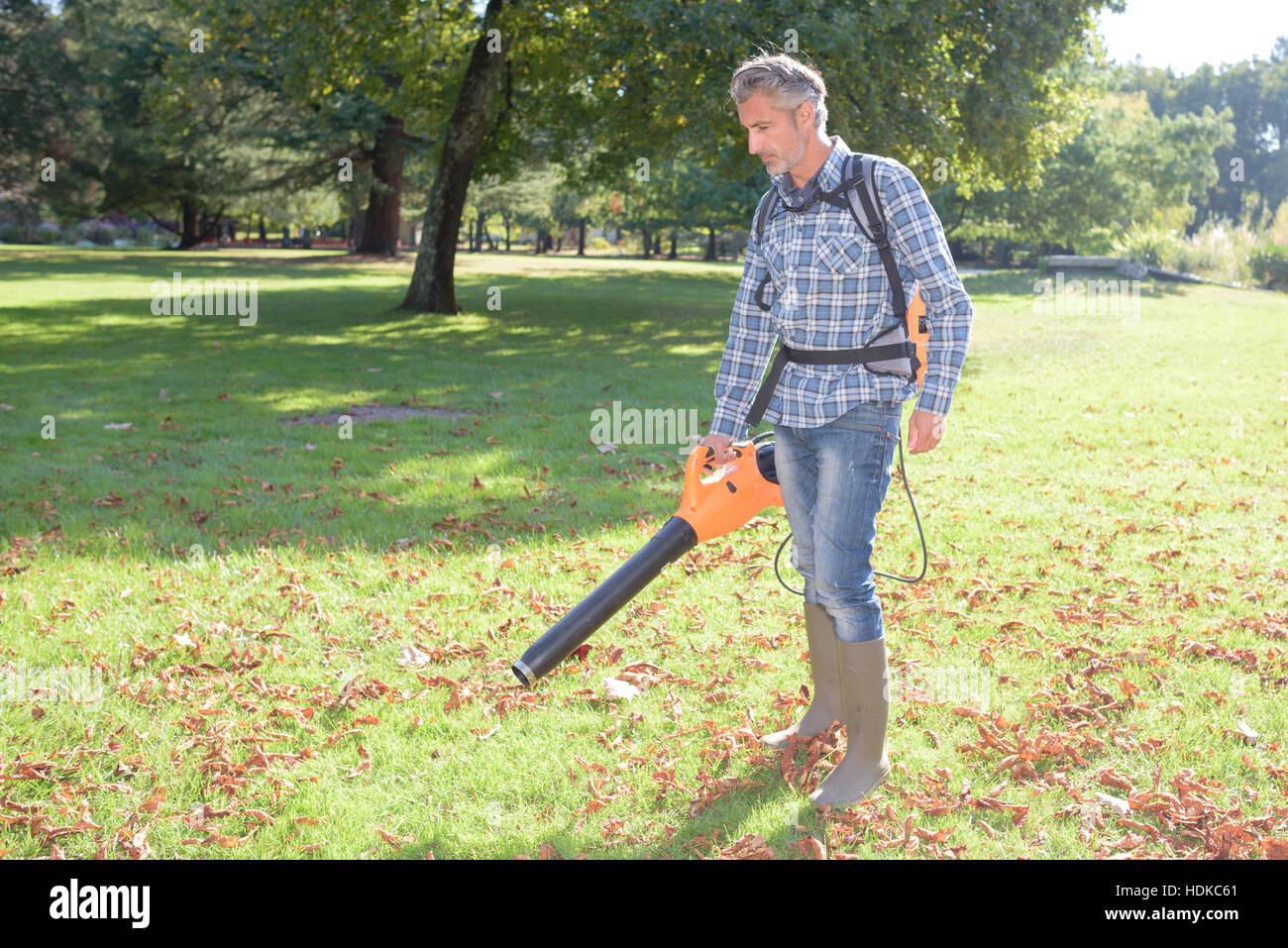 Man with leaf blower hi-res stock photography and images - Alamy