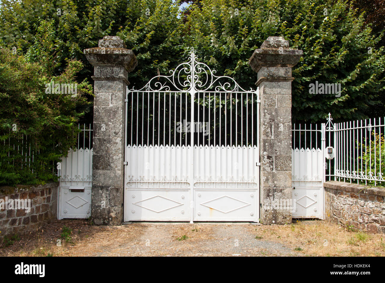 Double driveway gates hi-res stock photography and images - Alamy