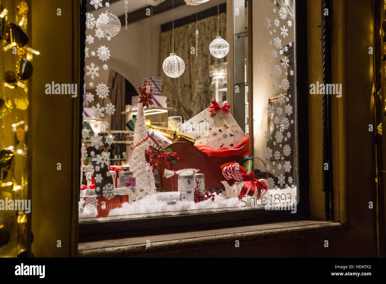 Window display cafe hi-res stock photography and images - Alamy
