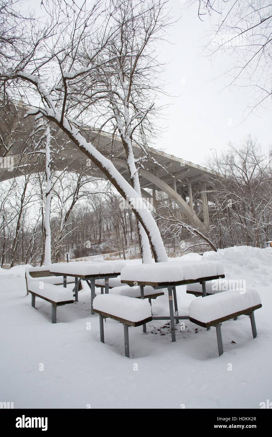 Picnic Tables Park Stock Photos & Picnic Tables Park Stock Images - Alamy