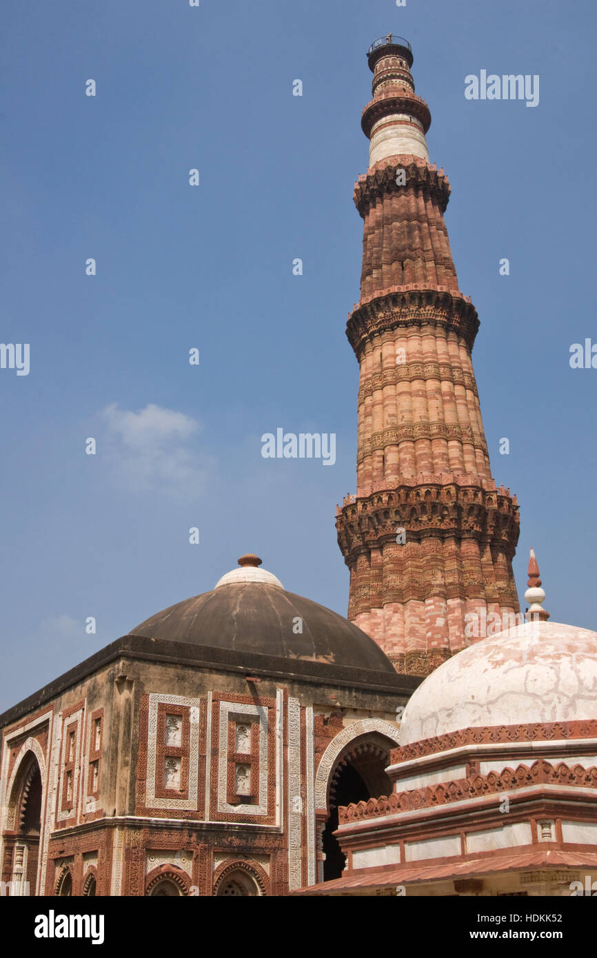 Qutb Minar. Ancient islamic victory tower in landscaped gardens in ...