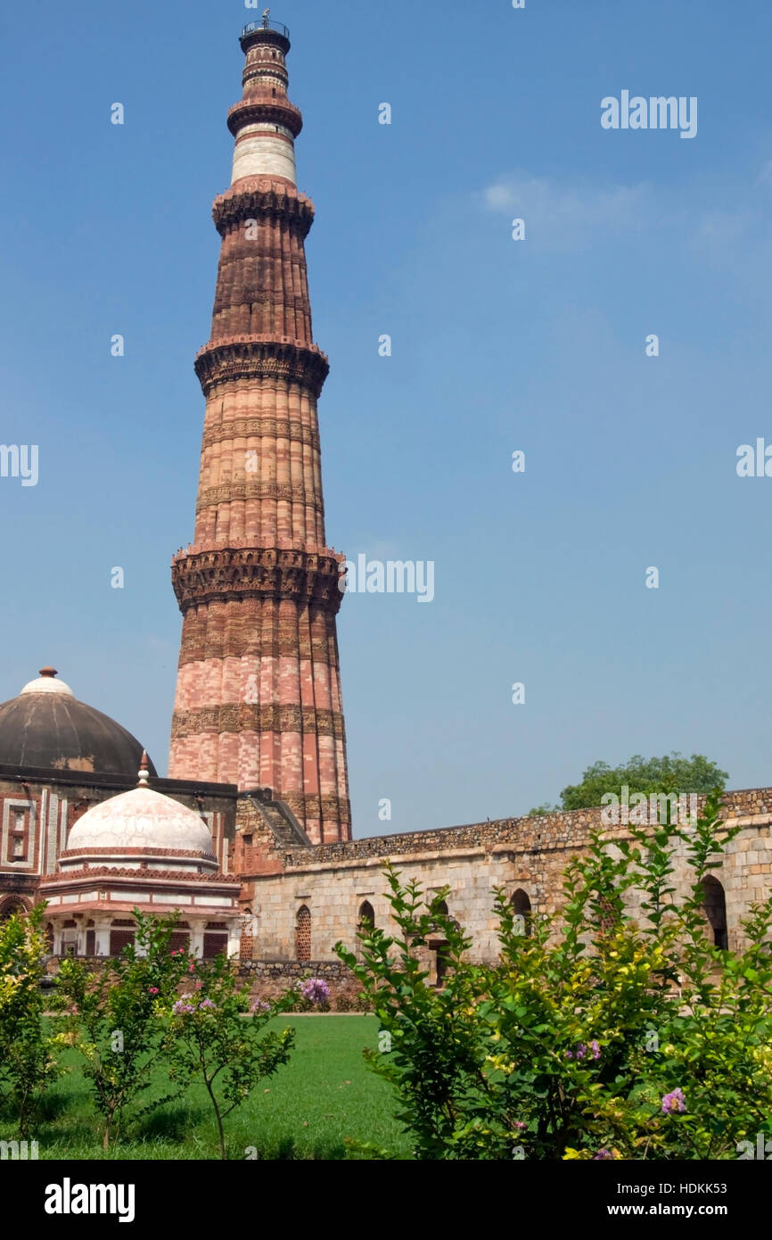 Qutb Minar. Ancient islamic victory tower in landscaped gardens in ...