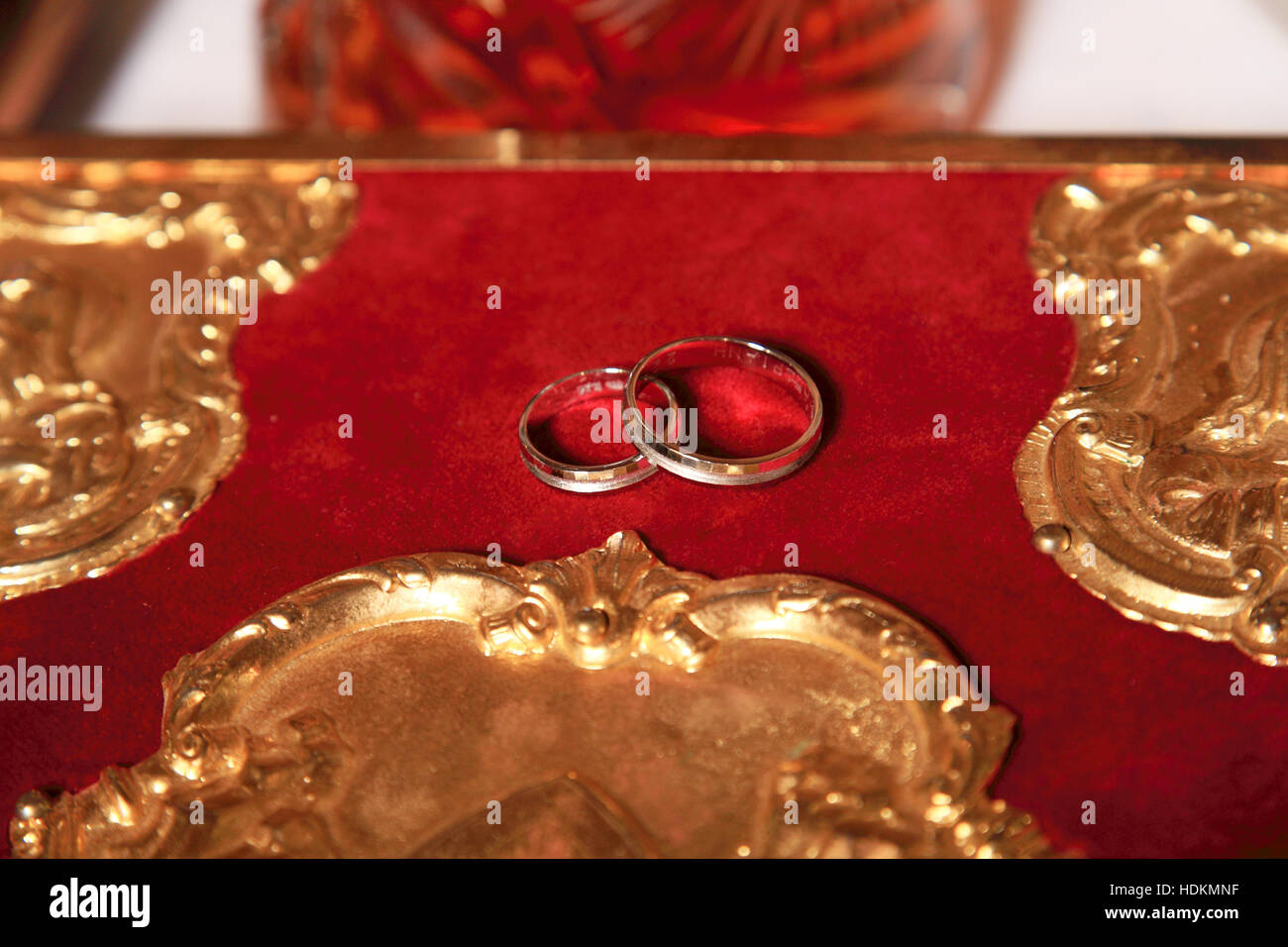 closeup of wedding rings on the holy bible Stock Photo - Alamy