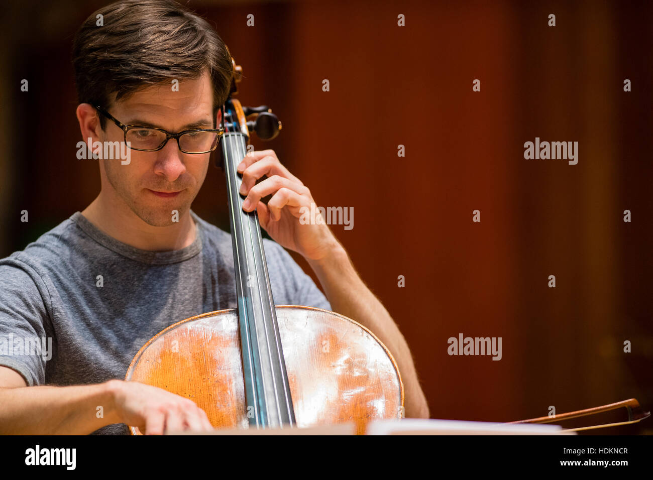 Playing Cello Music Stock Photos & Playing Cello Music Stock Images - Alamy