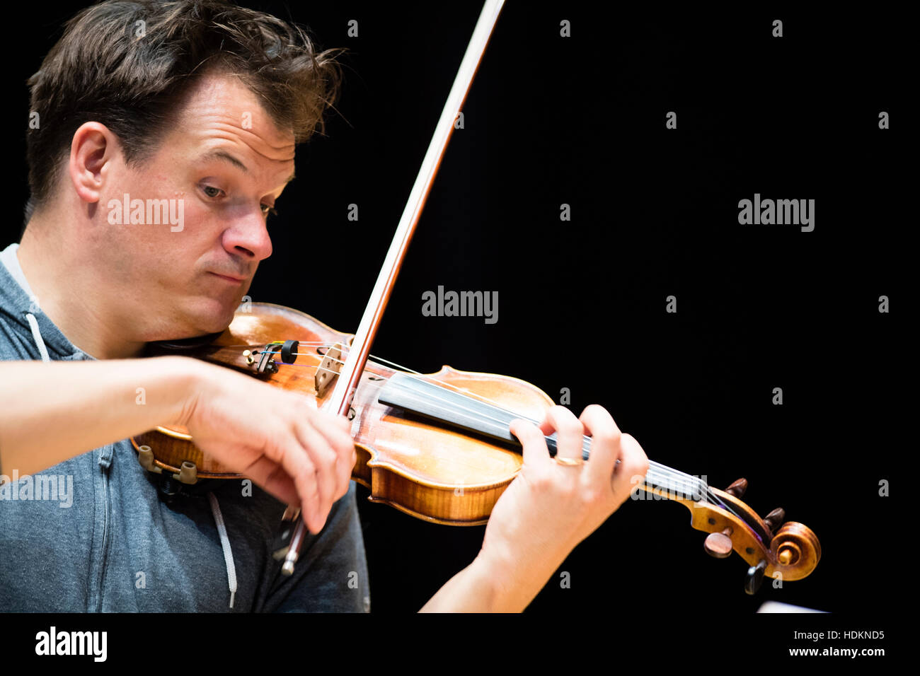Violin player musicians hi-res stock photography and images - Alamy