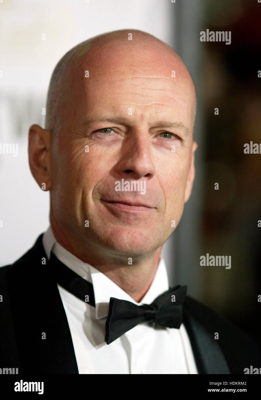 Actor Bruce Willis arrives at the December 8, 2004 Los Angeles premiere ...