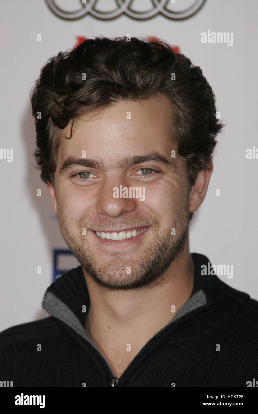 Joshua Jackson at the premiere for 'Beyond the Sea' on November 4, 2004 ...