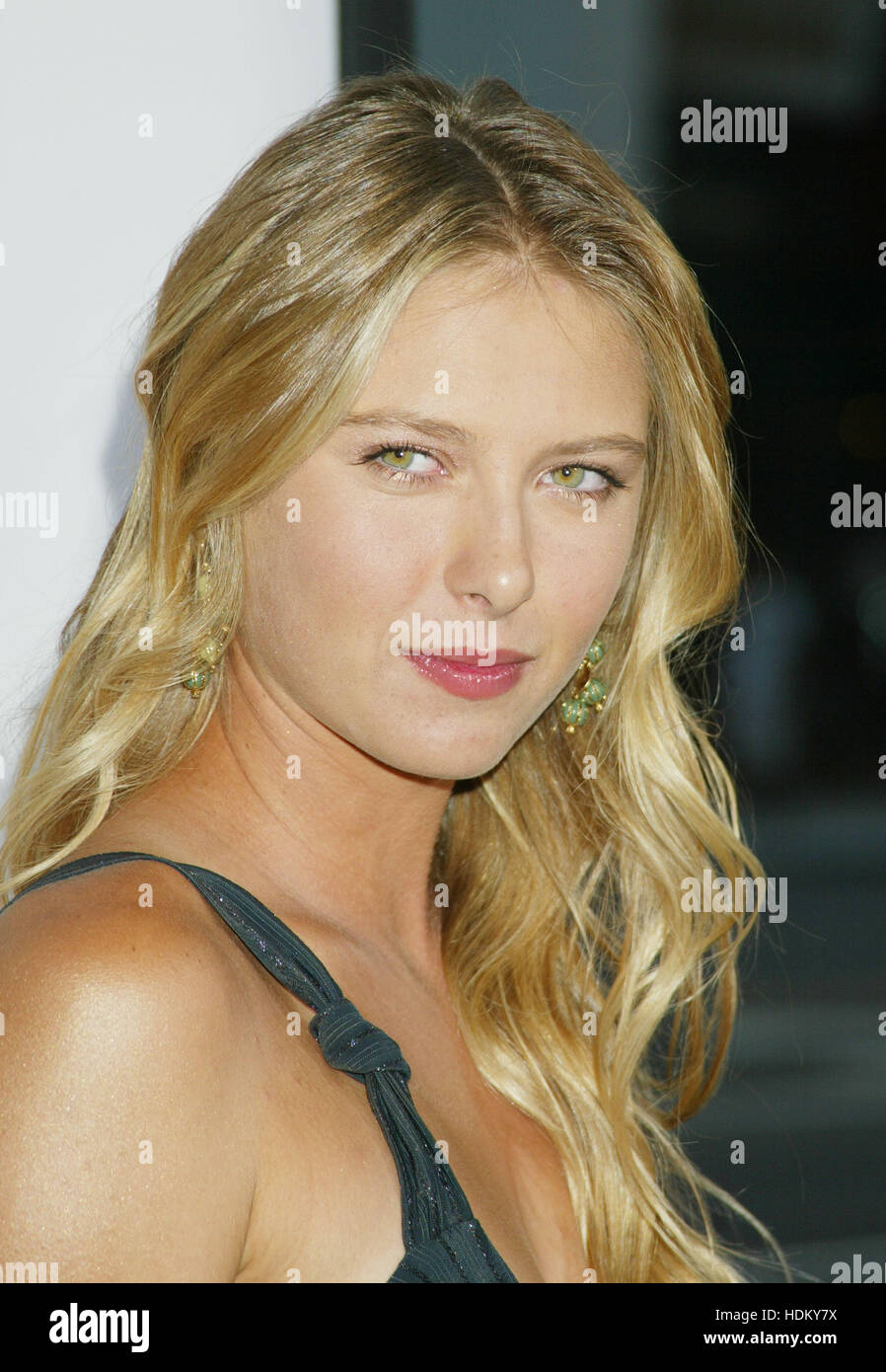 Maria sharapova in 2004 wimbledon hi-res stock photography and images ...