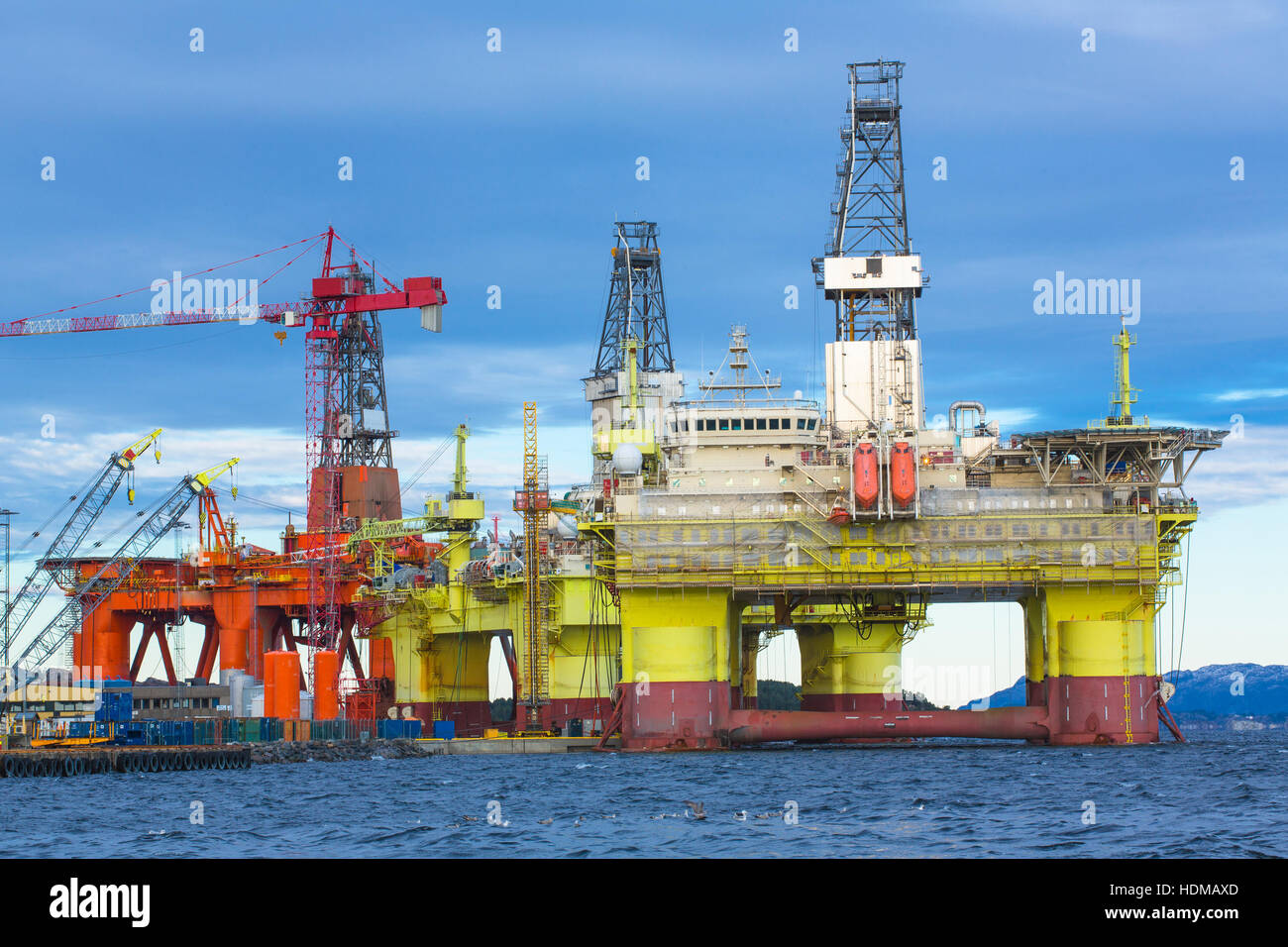 North sea offshore platform under construction hi-res stock photography ...
