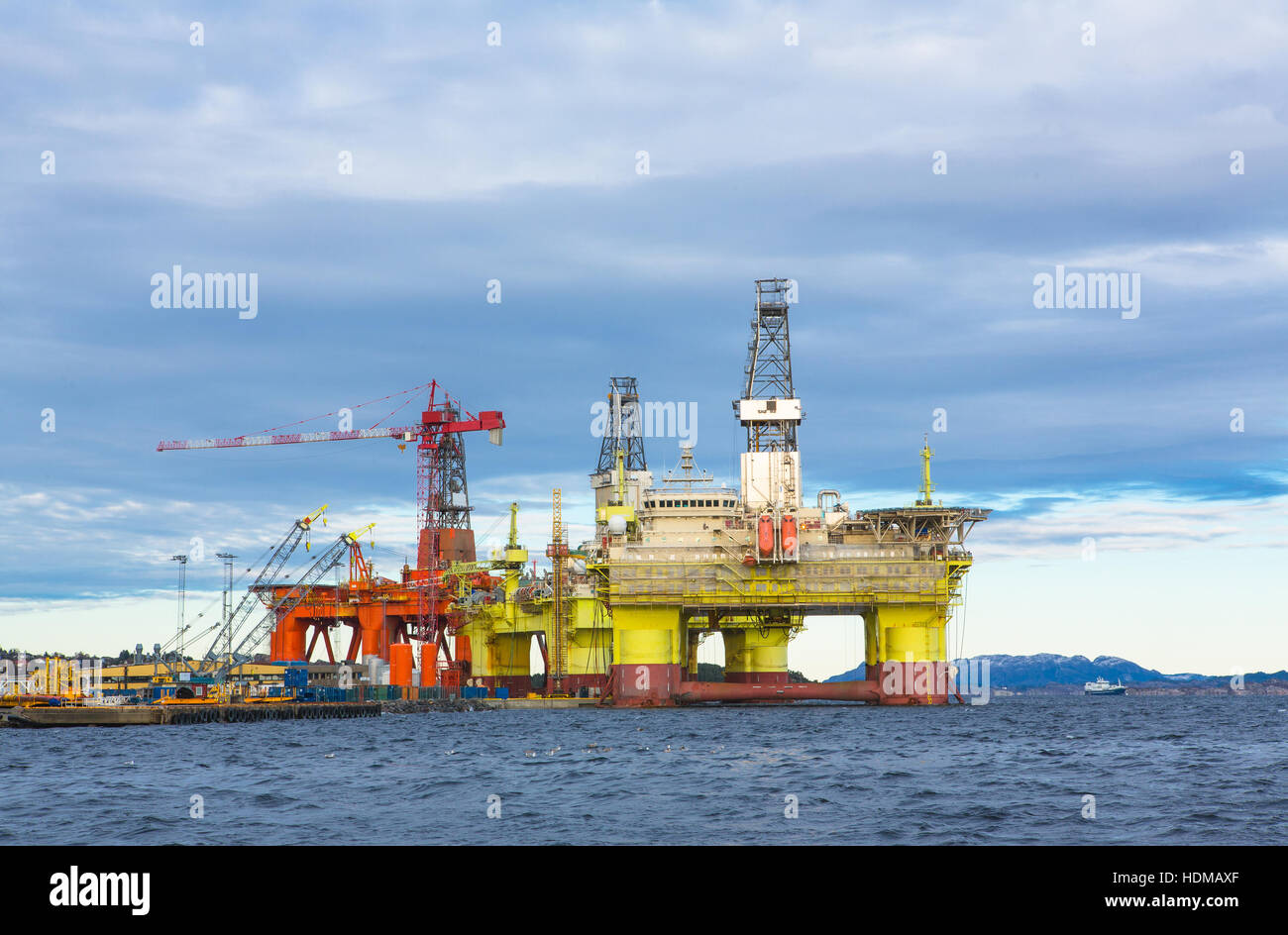 North sea offshore platform under construction hi-res stock photography ...