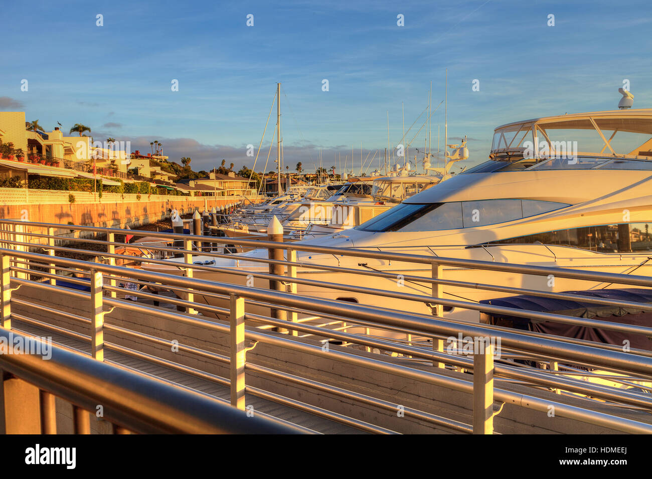 Balboa island sunset ships sailboats hi-res stock photography and ...