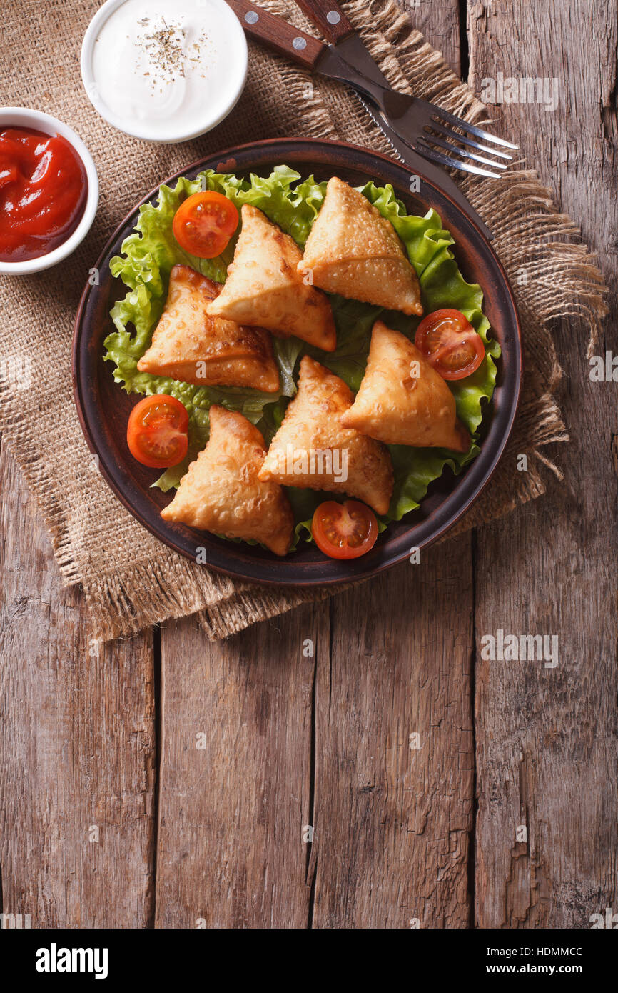 Samosa and salad on plate hi-res stock photography and images - Alamy