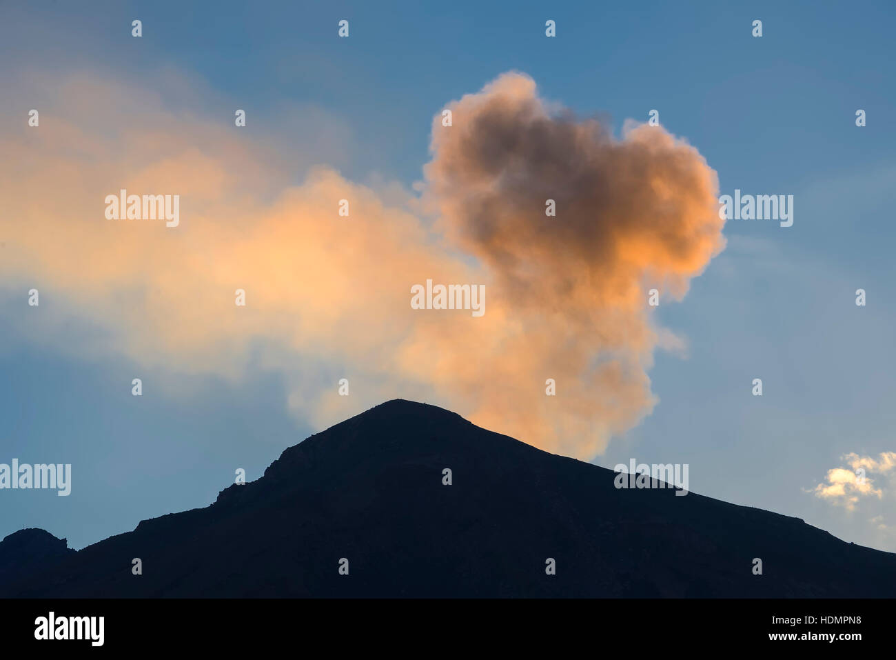 Volcano erupting hi-res stock photography and images - Alamy