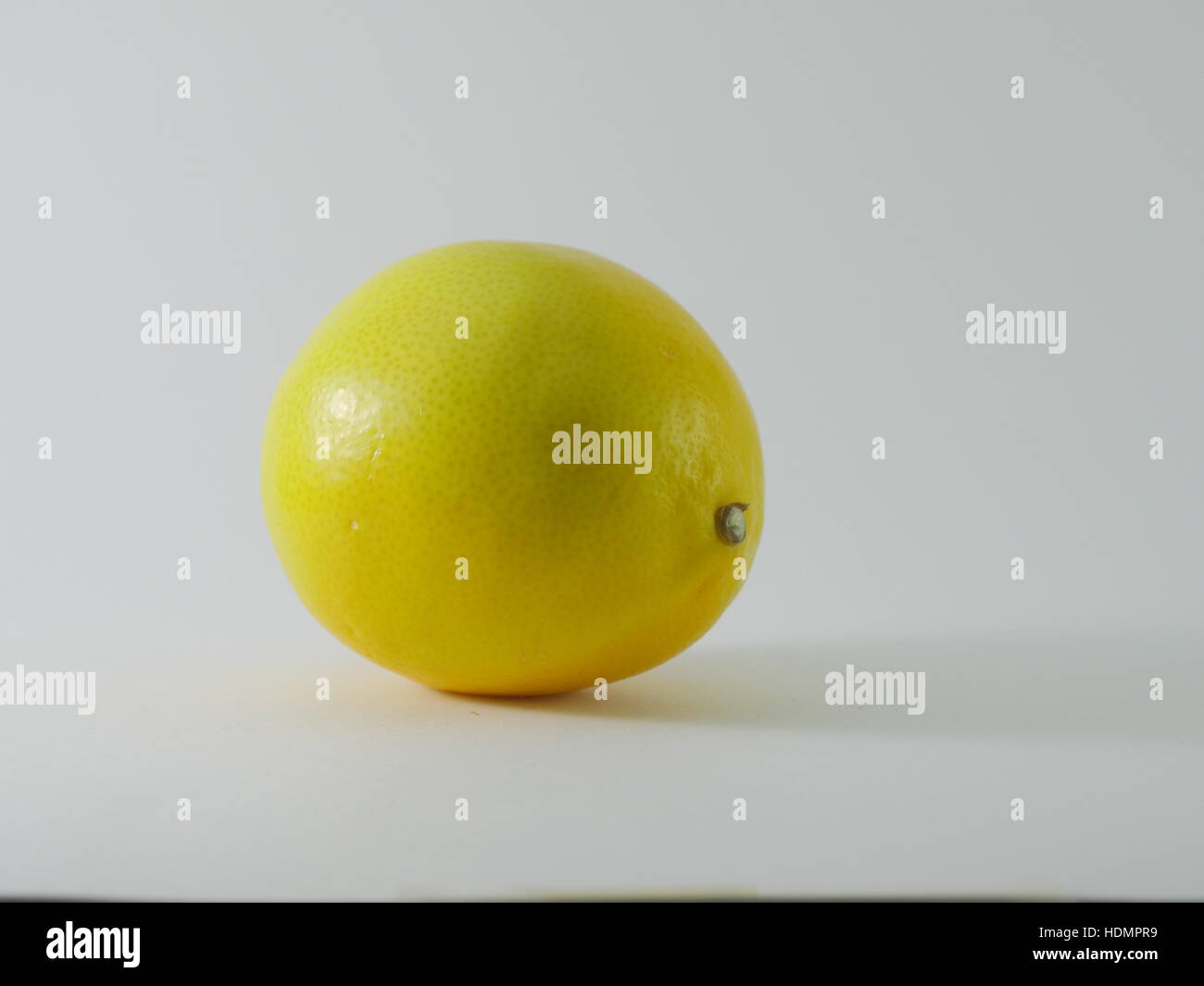 Yellow lemon round citrus hi-res stock photography and images - Alamy