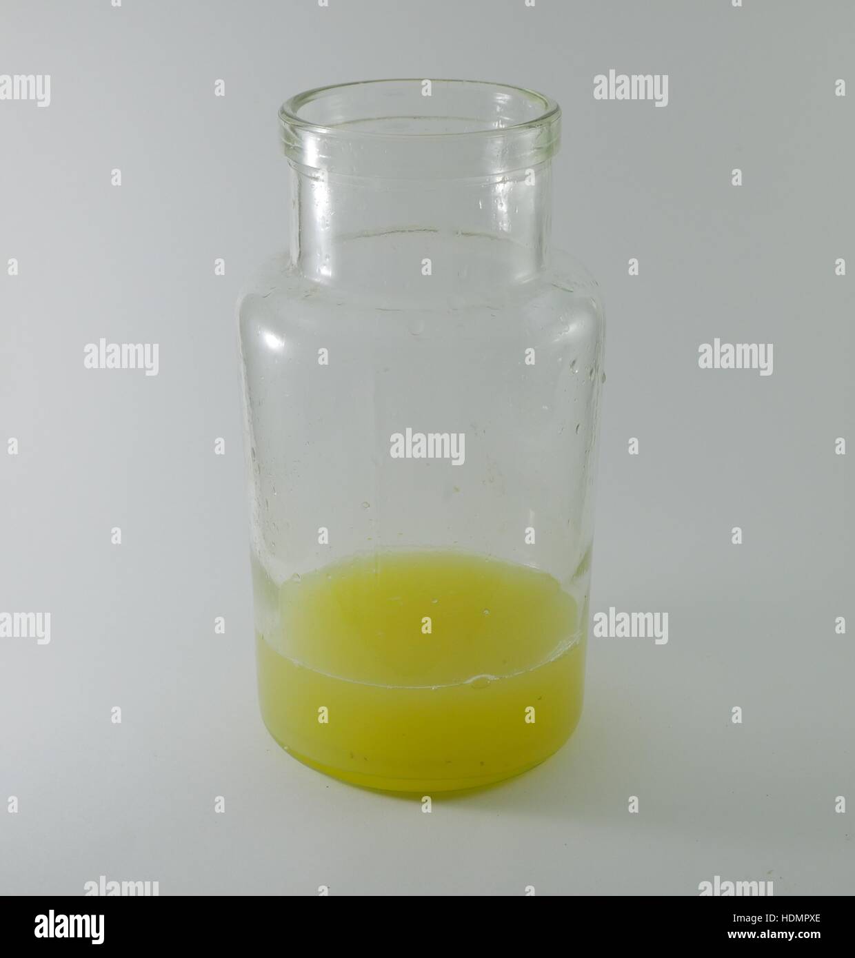 Freshly squeezed lemon juice in a jar Stock Photo - Alamy