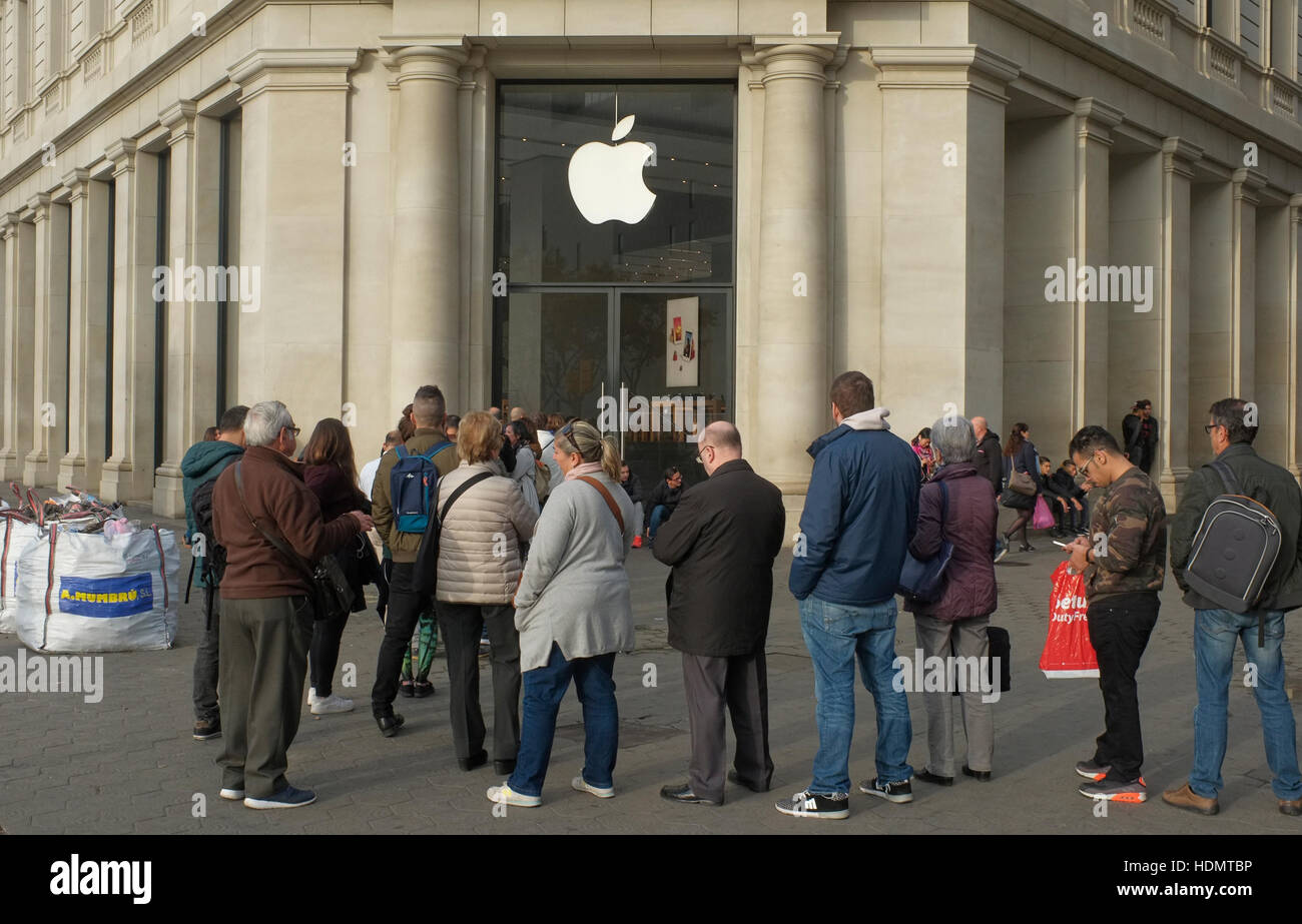 queue at Apple Store Barcelona Stock Photo - Alamy