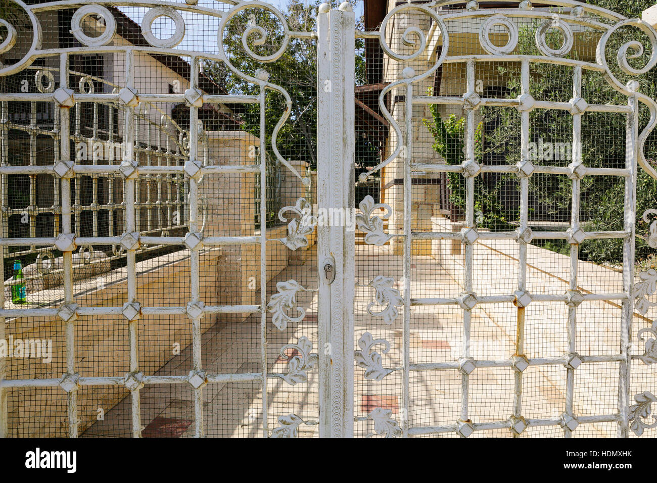 Old locked gate Stock Photo - Alamy