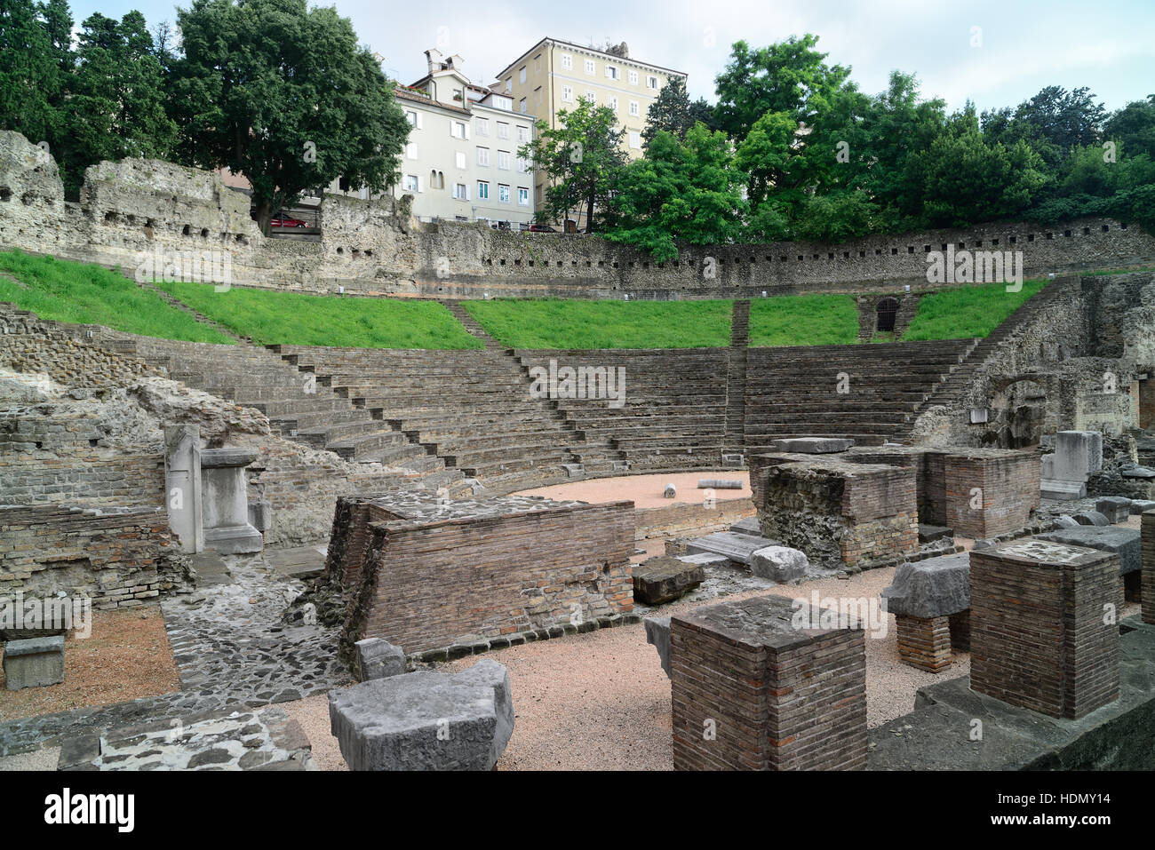 Old roman buildings hi-res stock photography and images - Alamy