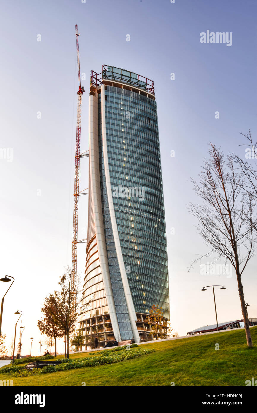Curved skyscraper hi-res stock photography and images - Alamy
