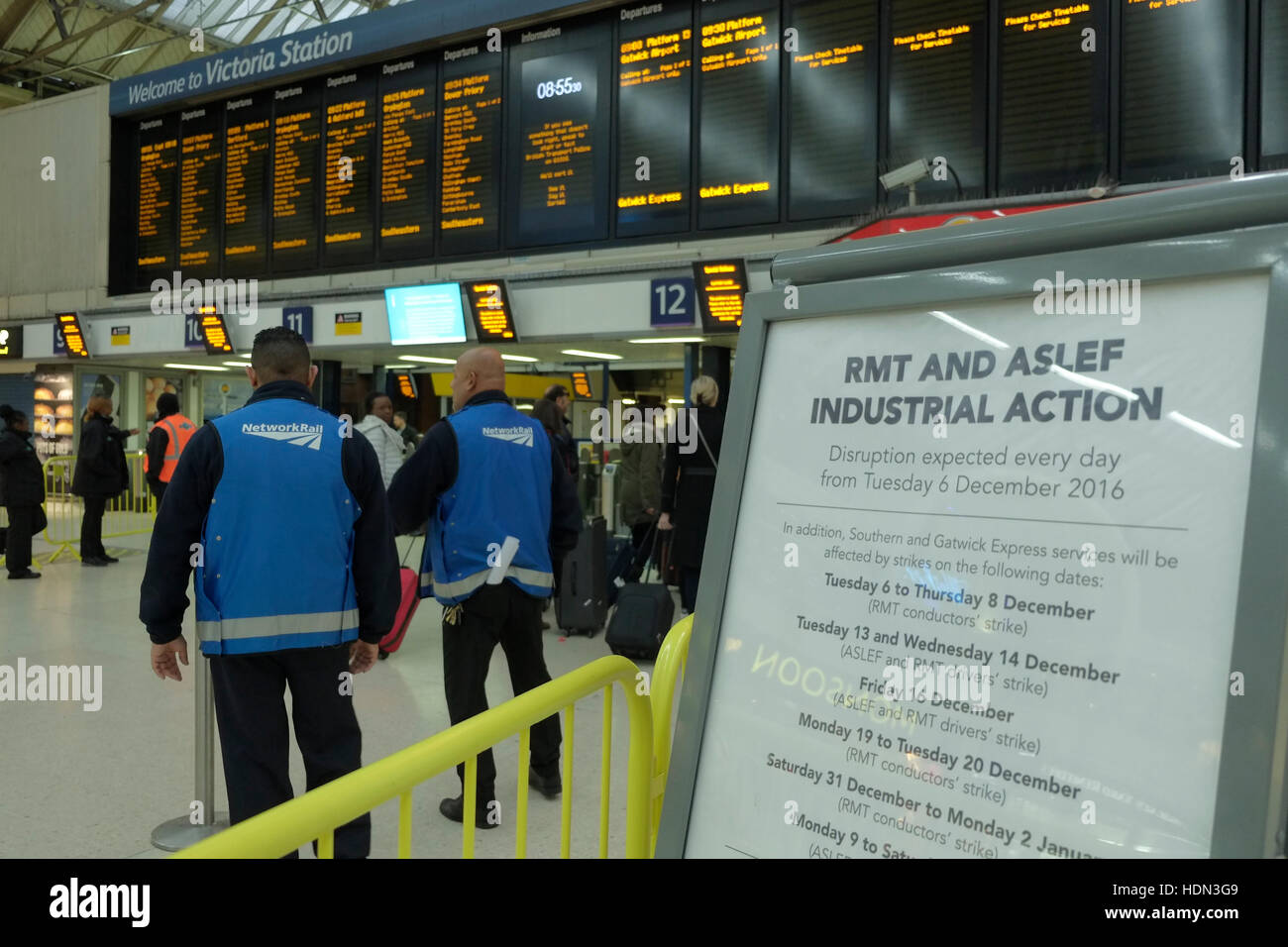 Southern rail train at victoria station in london hi-res stock ...