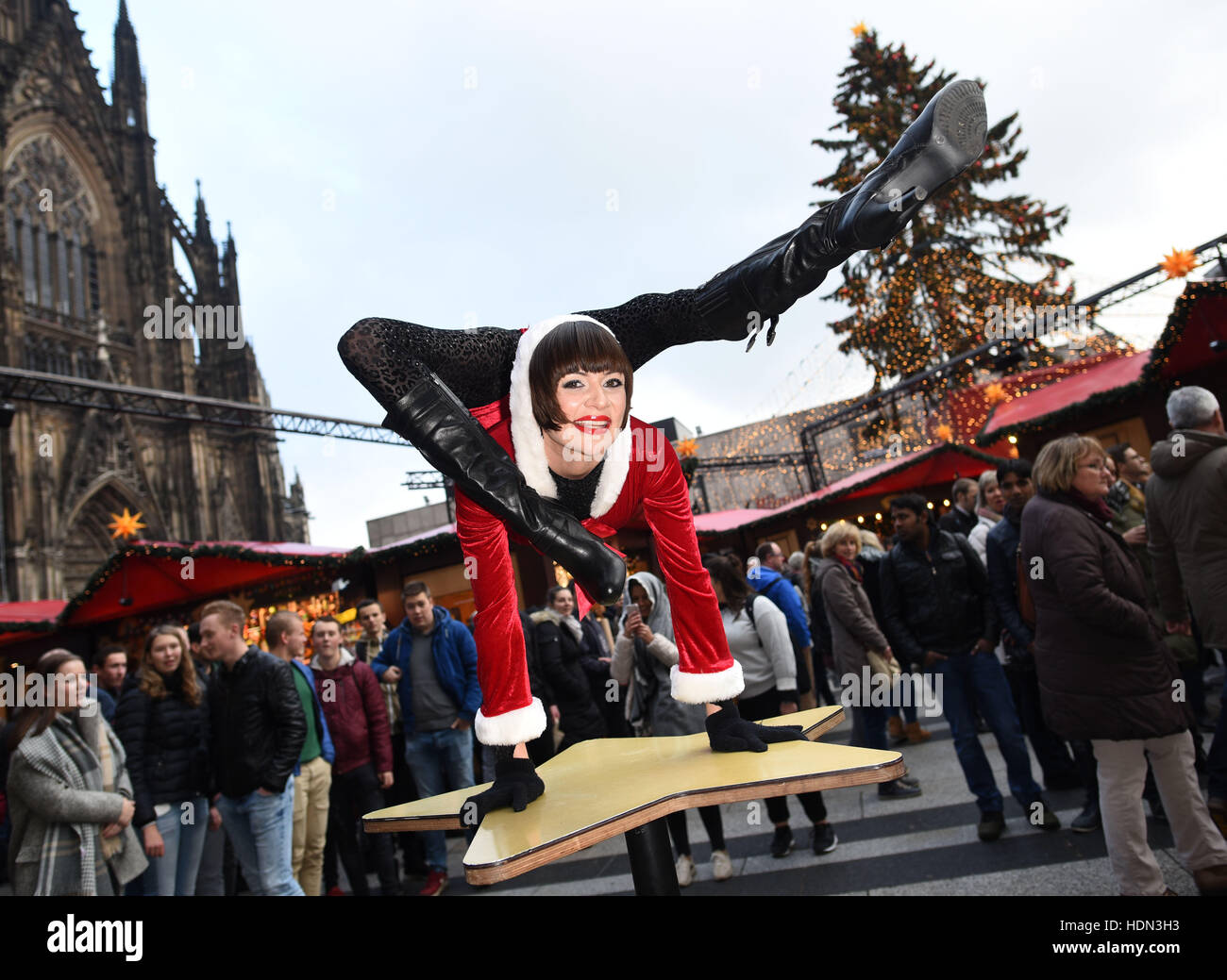 Cologne, Germany. 12th Dec, 2016. Contortionist Alina Ruppel shows off ...