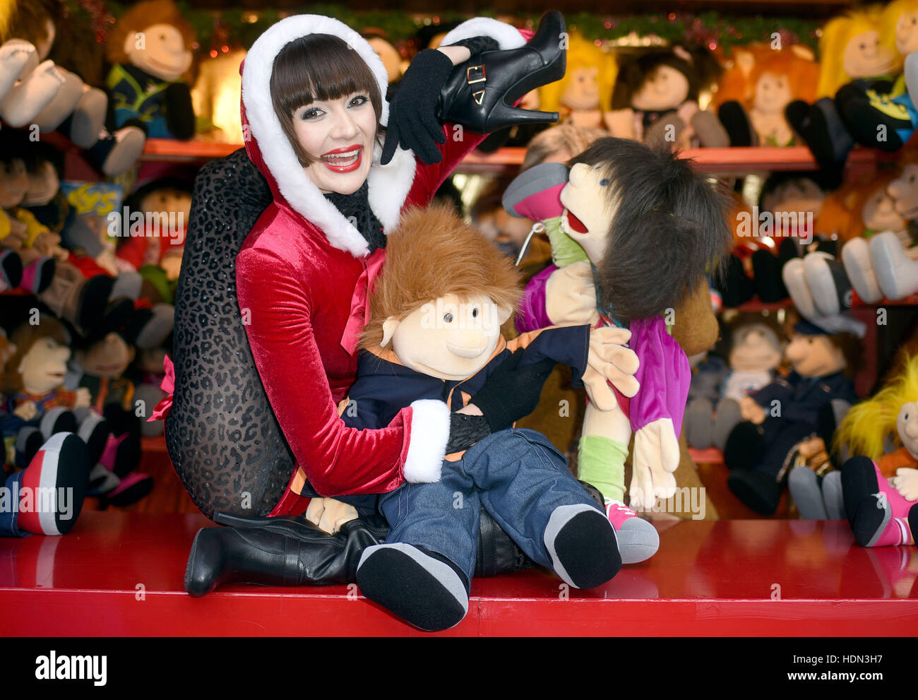 Cologne, Germany. 12th Dec, 2016. Contortionist Alina Ruppel pictured ...
