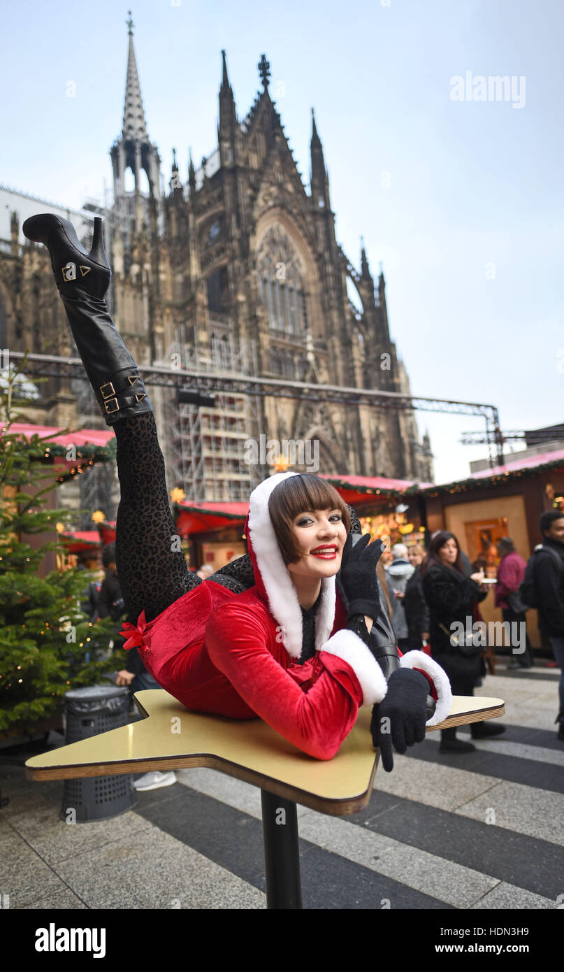 Cologne, Germany. 12th Dec, 2016. Contortionist Alina Ruppel shows off ...