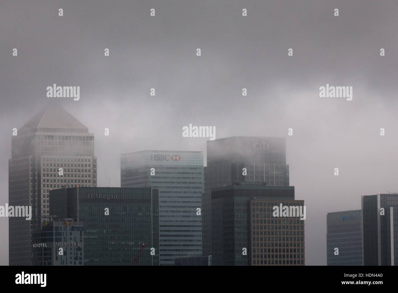 London, UK. 13th December, 2016. UK Weather: Heavy morning fog builds ...