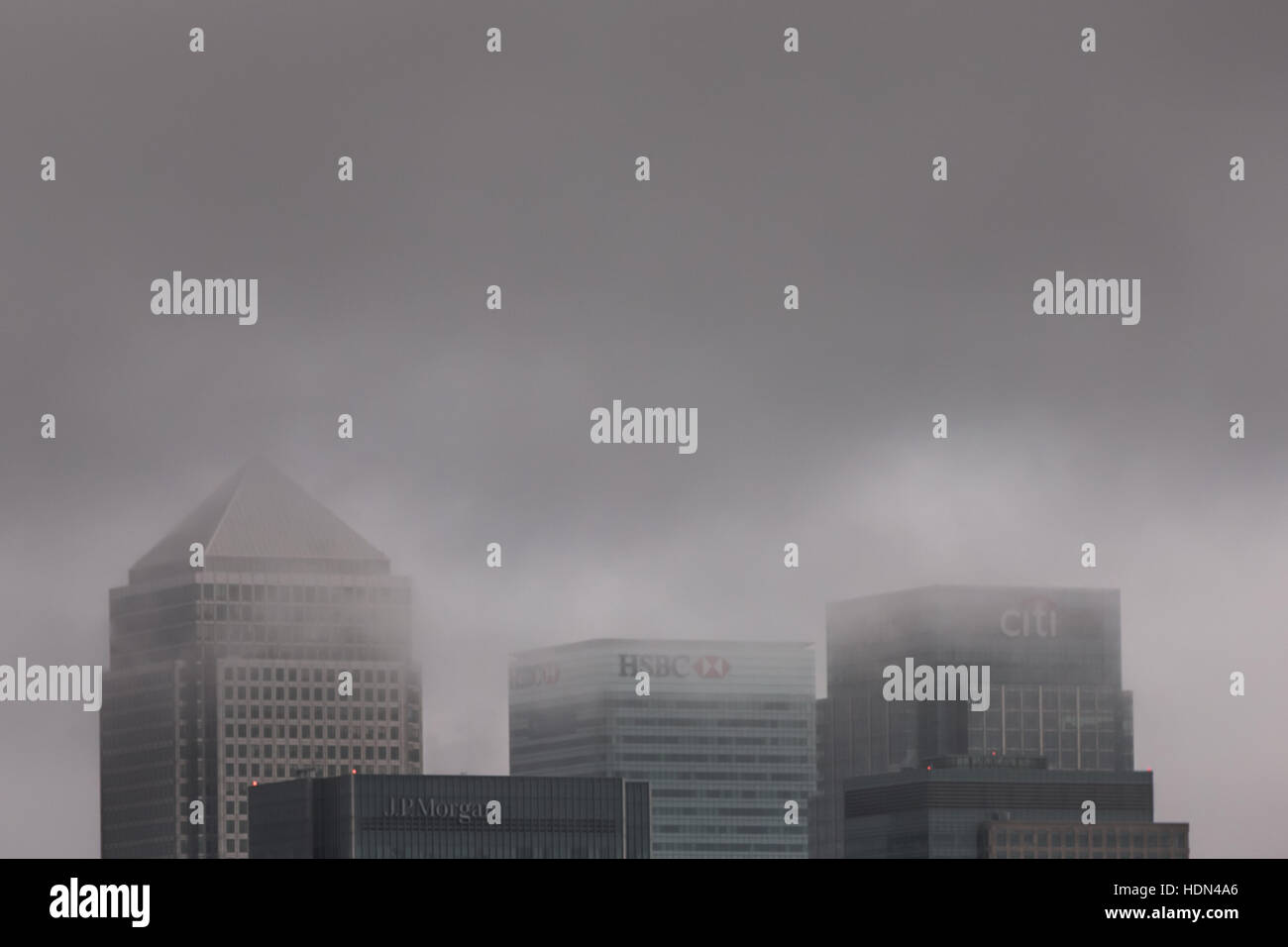 London, UK. 13th December, 2016. UK Weather: Heavy morning fog builds ...