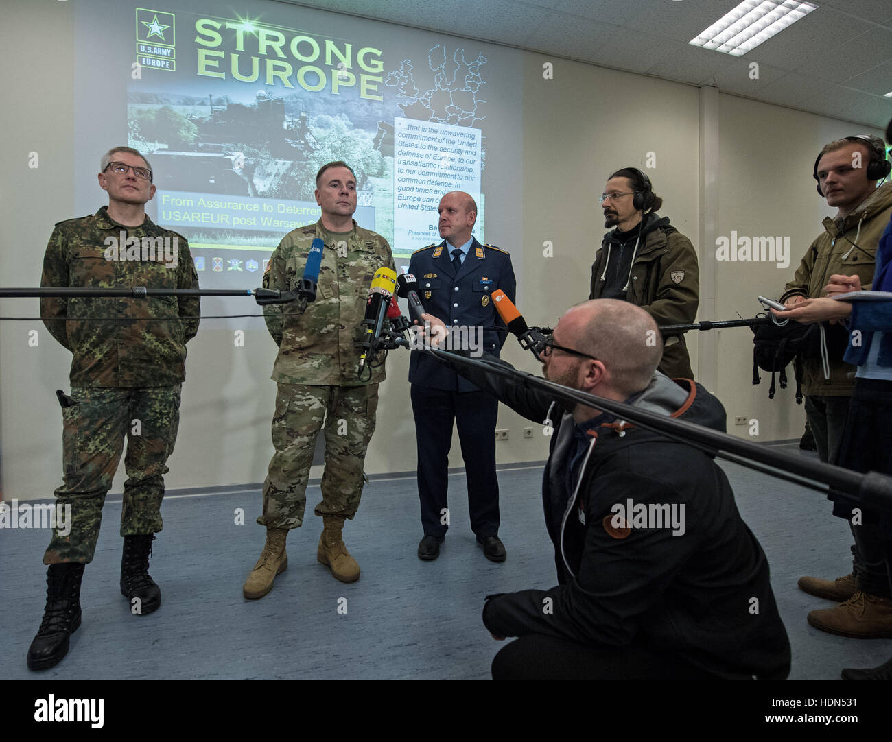 Osterholz-Scharmbeck, Germany. 13th Dec, 2016. Lieutenant General Peter ...