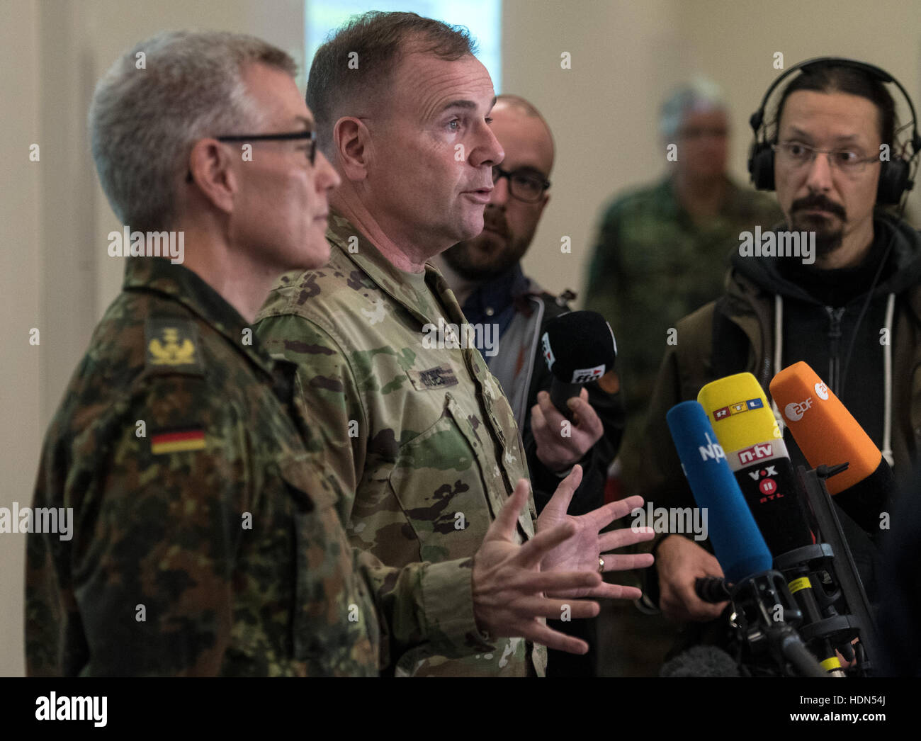 Osterholz-Scharmbeck, Germany. 13th Dec, 2016. Lieutenant General Peter ...