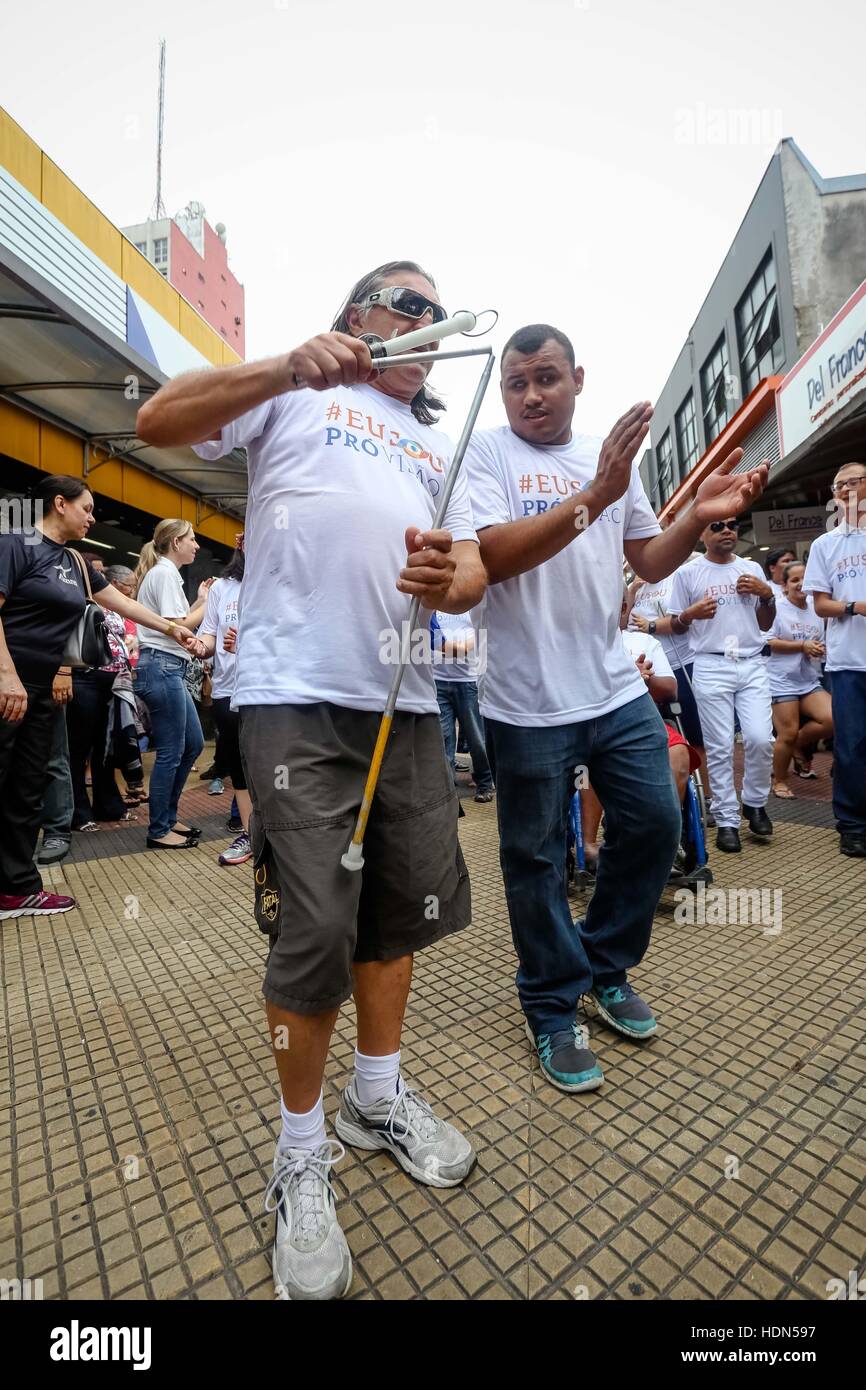 SÃO JOSÉ DOS CAMPOS, SP - 13.12.2016: DIA NACIONAL DO DEFICIENTE VISUAL ...