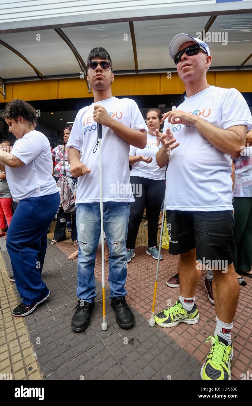 SÃO JOSÉ DOS CAMPOS, SP - 13.12.2016: DIA NACIONAL DO DEFICIENTE VISUAL ...